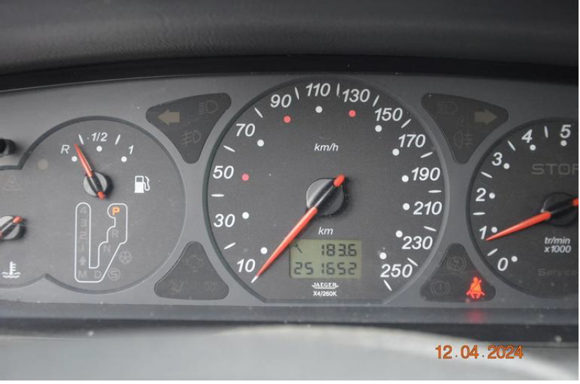 SYNDYK SPRZEDA SAMOCHÓD OSOBOWY CITROËN C5 2.2 HDI MR`01 E3 (2004 r ...